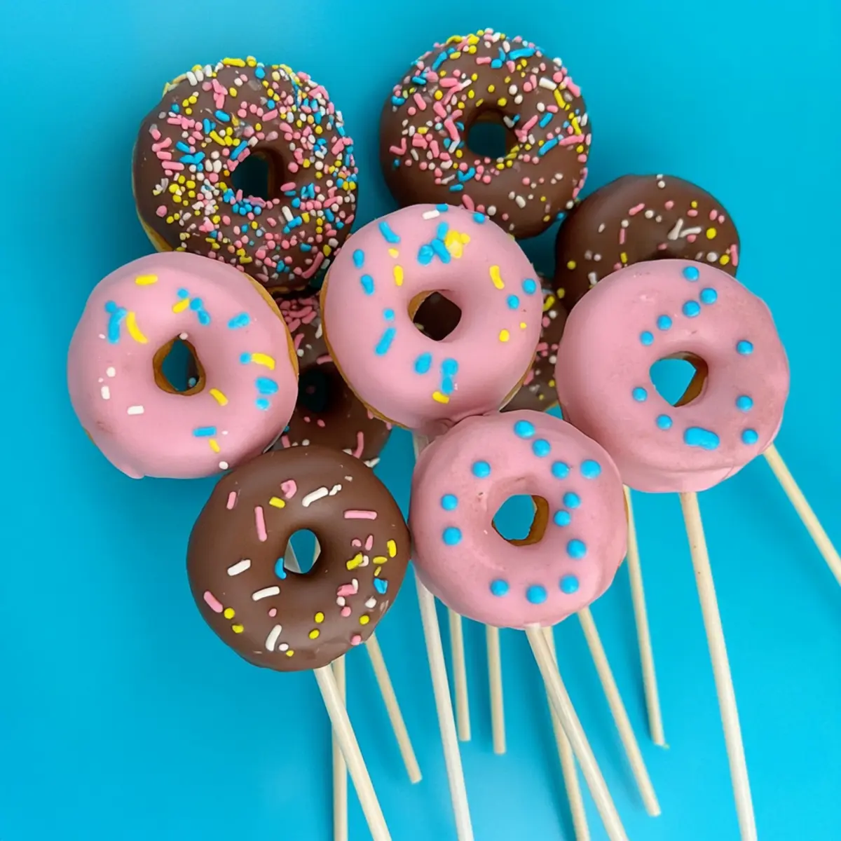 Delicious Donut-Style Cake Pops with Easy Chocolate Coating